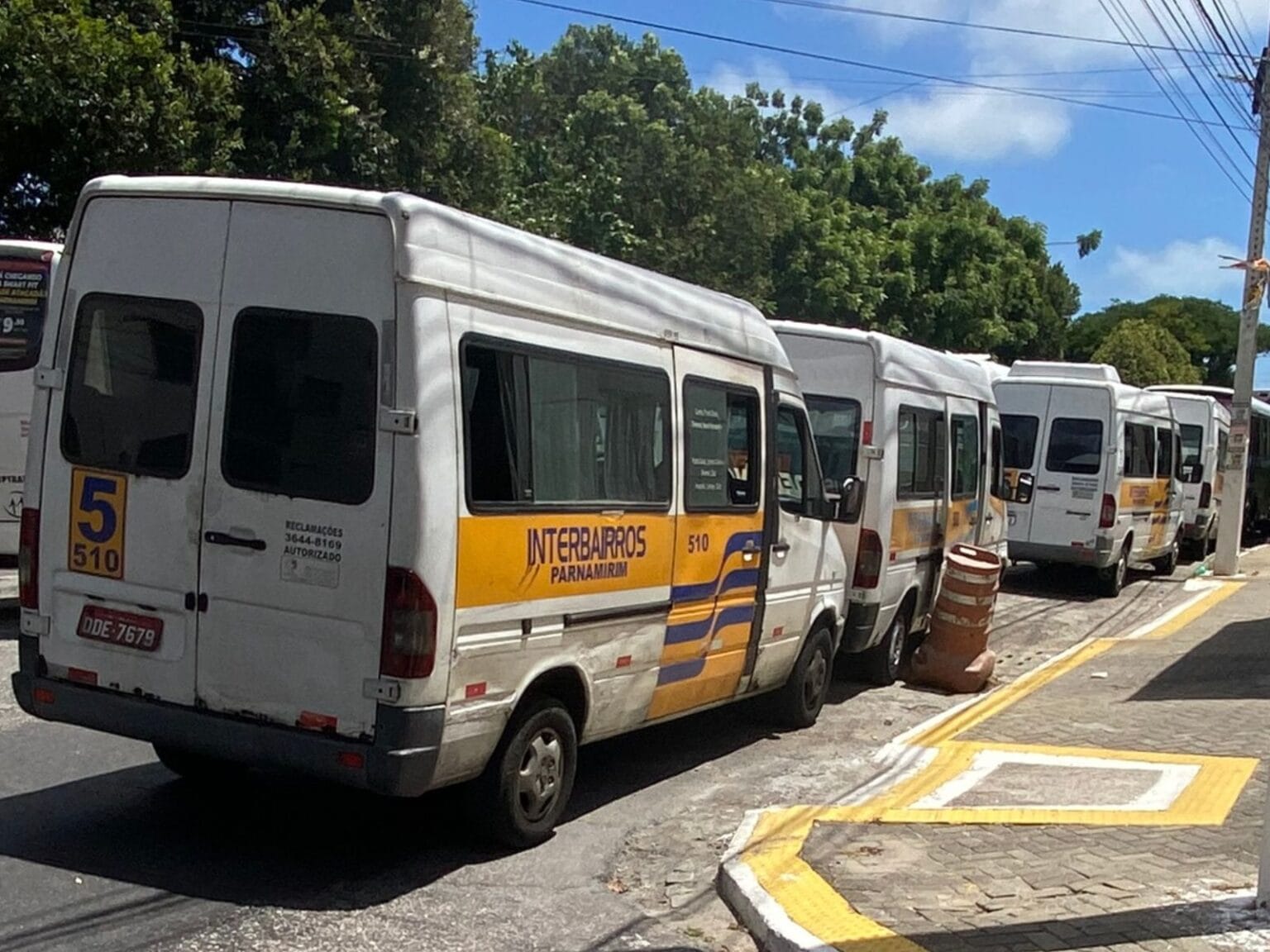 Van com 24 anos de fabricação circula em linha do Interbairros de ...
