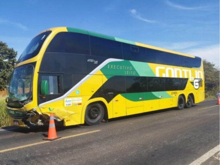 Homem morre após colisão entre carro e ônibus da Gontijo na BR-262 em ...